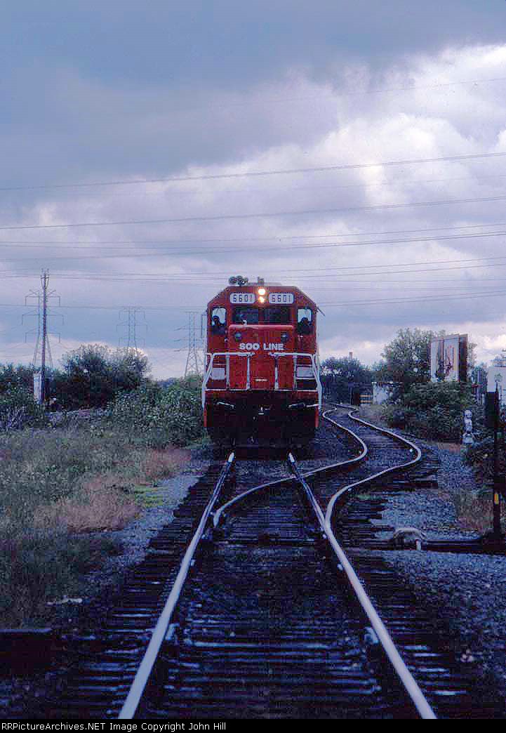 1381-09 SOO 6601 westbound at Marshall St. NE